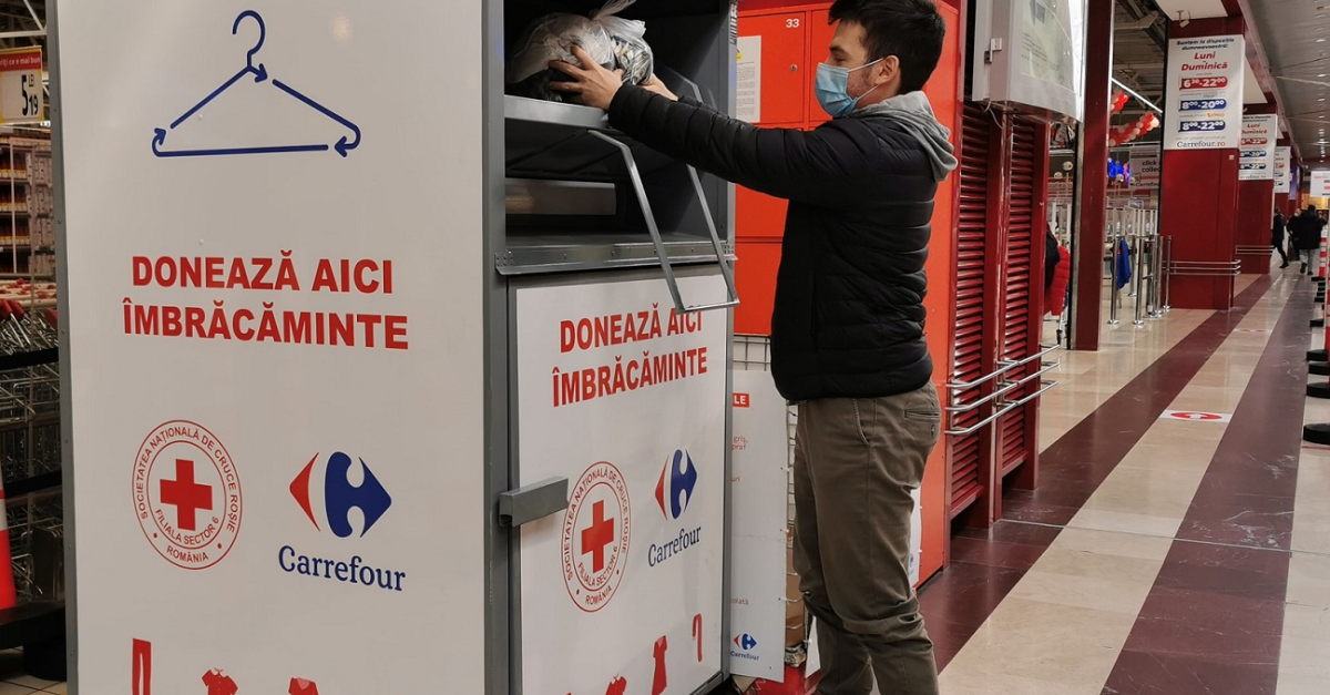 Carrefour și Crucea Roșie colectează donații de haine în magazinul ...